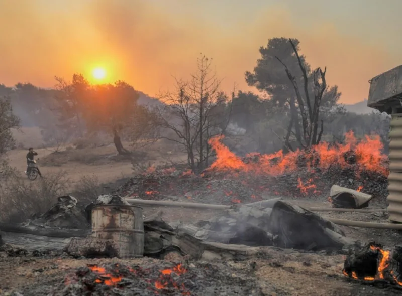 Požar na Rodosu: Hiljade ljudi bježe, gore hoteli. Vatra guta sve pred ...