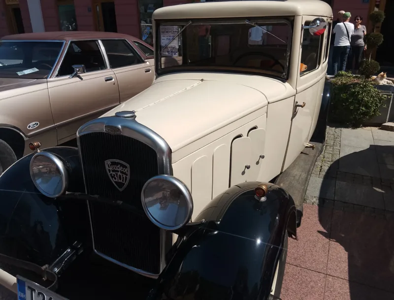 U Brčkom izložba oldtimera, najstariji izloženi automobil proizveden ...