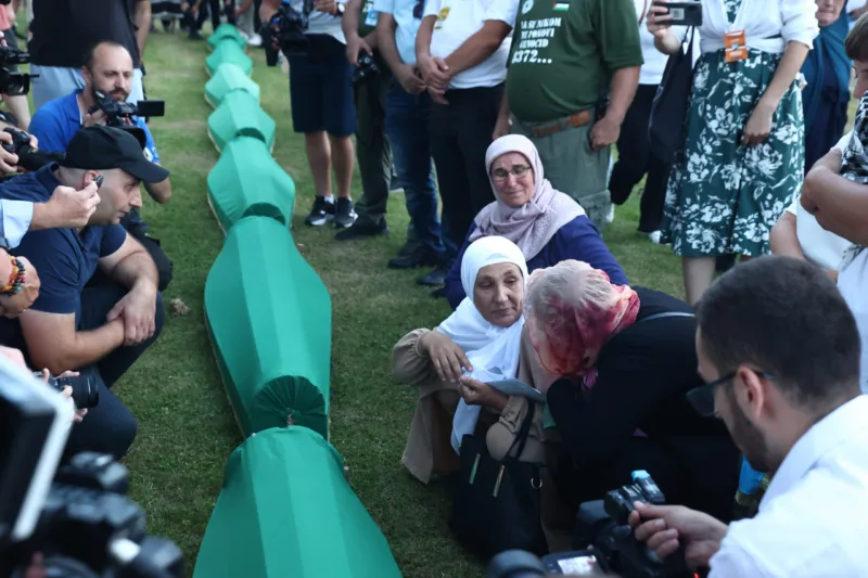 Tabuti 14 žrtava genocida u Srebrenici preneseni na rukama iz Fabrike ...