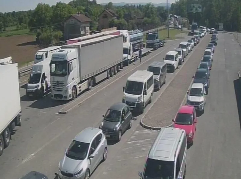 Na graničnim prelazima Dubica, Gradina, Gradiška, Brod i Orašje duge ...