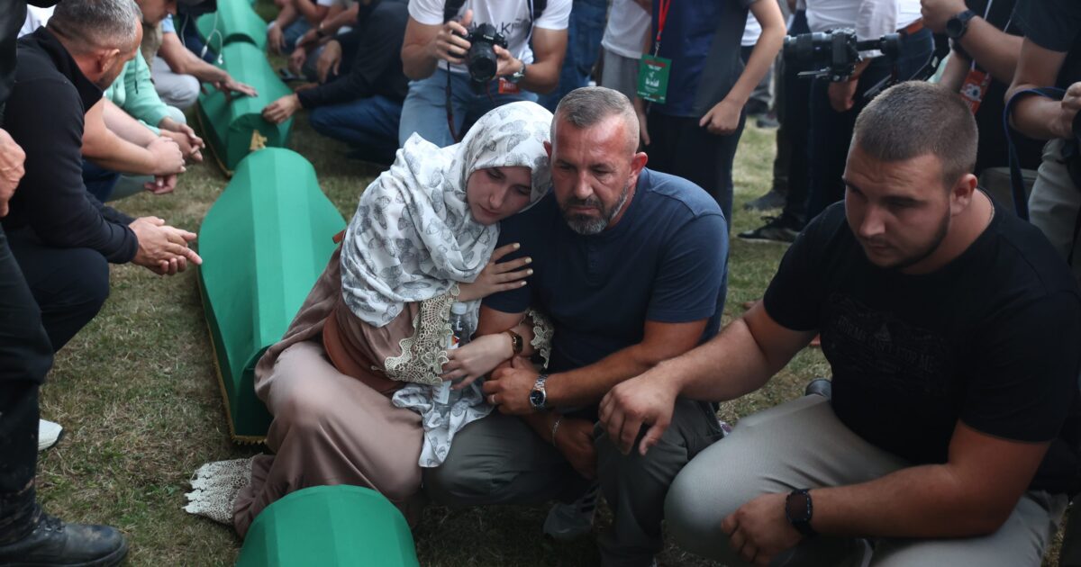 Tabuti sedam žrtava genocida u Srebrenici preneseni na rukama iz ...